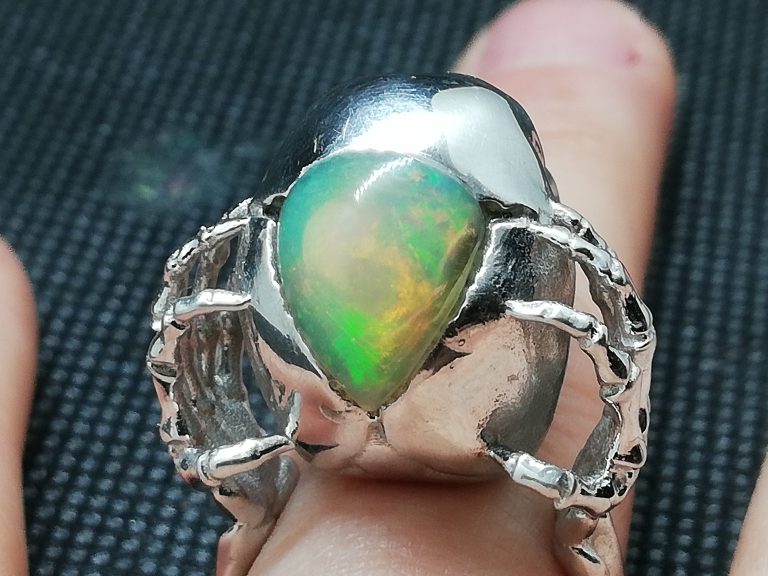 Skull ring with opal brain - JewelryRider